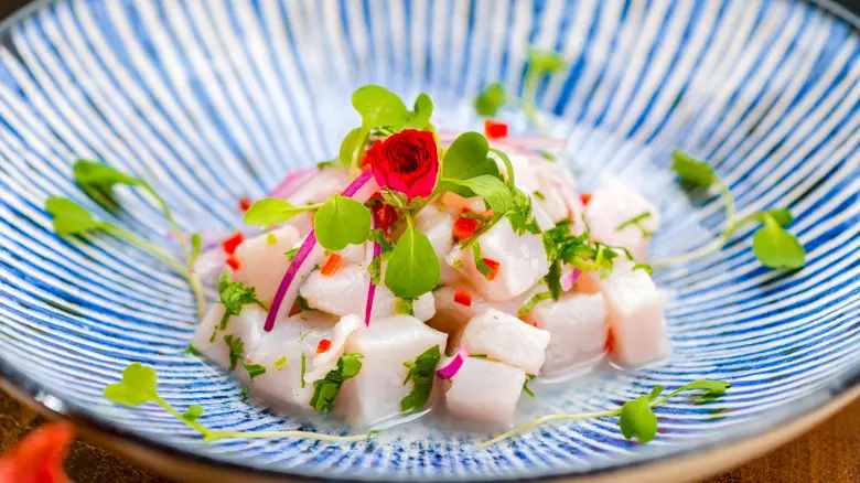 ਵਾਟਰਕ੍ਰੇਸ ਦੇ ਨਾਲ ਨੀਲੇ ਕਟੋਰੇ ਵਿੱਚ Ceviche