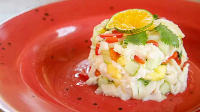 Ceviche trên chiếc đĩa màu đỏ