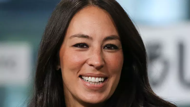 Joanna Gaines toothy ẹrin