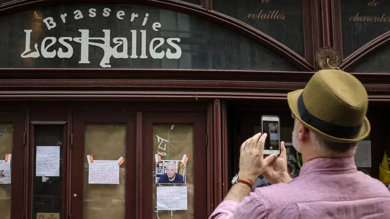 Brasserie Les Halles ווי אַ דענקמאָל פּלאַץ פֿאַר Anthony Bordain