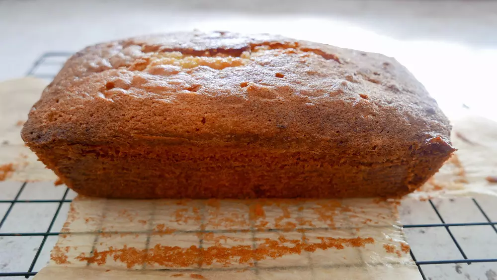 bolo de limón en estante