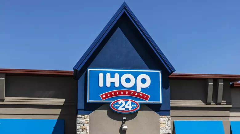 IHOP ሕንፃ እና ሰማያዊ ሰማይ