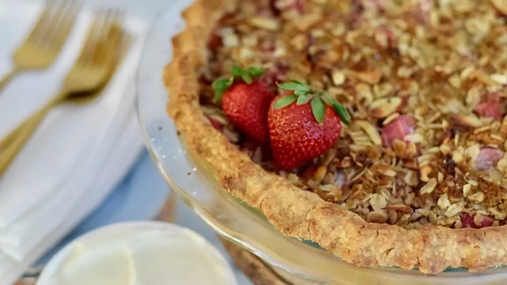 Rhabarberkuchen mit frischen Erdbeeren