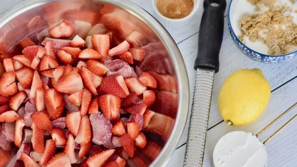 fresas y ruibarbo en tazón