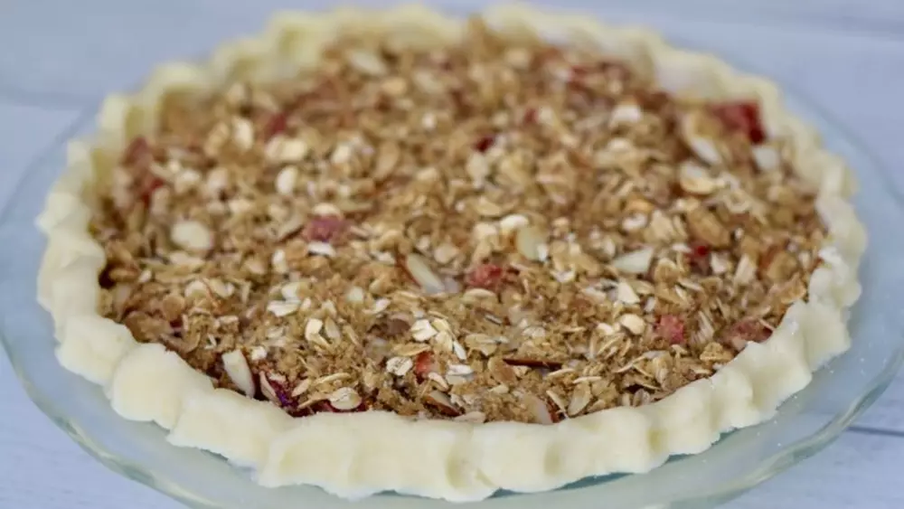 ungebackener Rhabarberkuchen mit Crumble