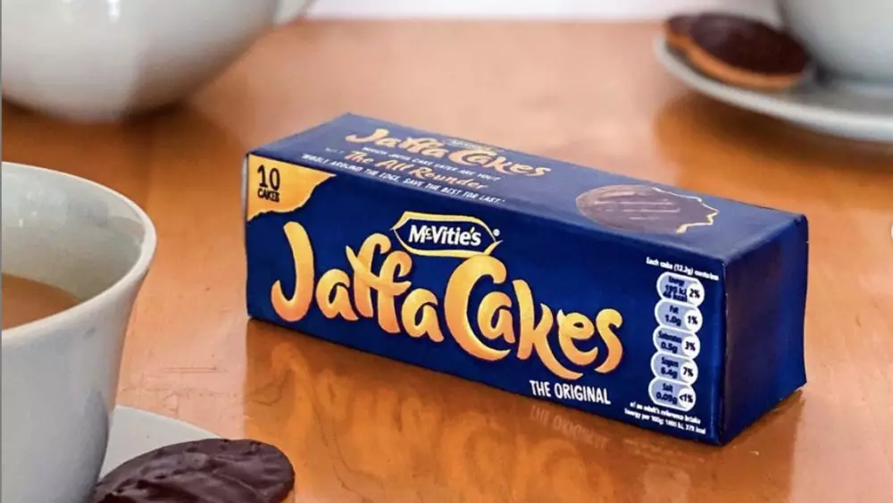 Jaffa kūku iepakojums uz galda ar tēju