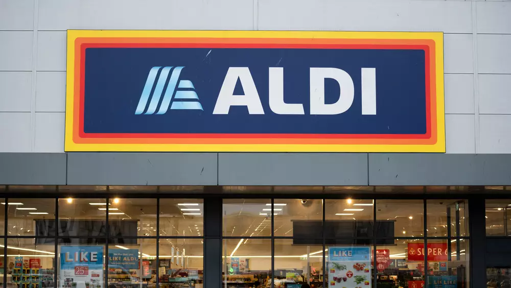 건물 외부에 있는 Aldi 사인