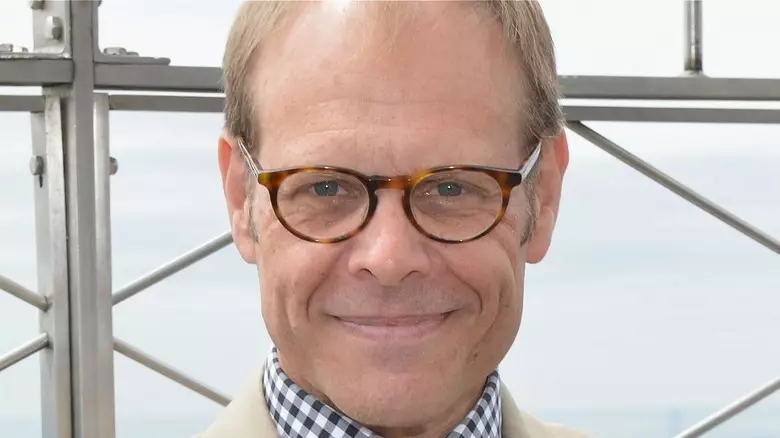 Alton Brown lacht