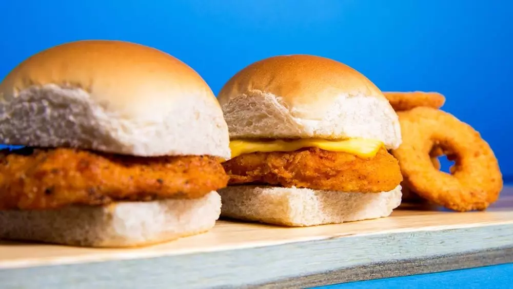 White Castle Chicken Sliders cu inele de pui