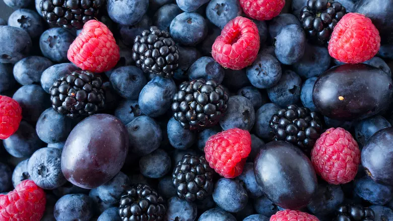 Blueberries, blackberries, uye raspberries zvakasanganiswa pamwechete