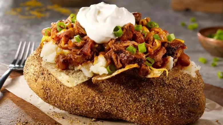 Brisket chili ar bharr prátaí bácáilte