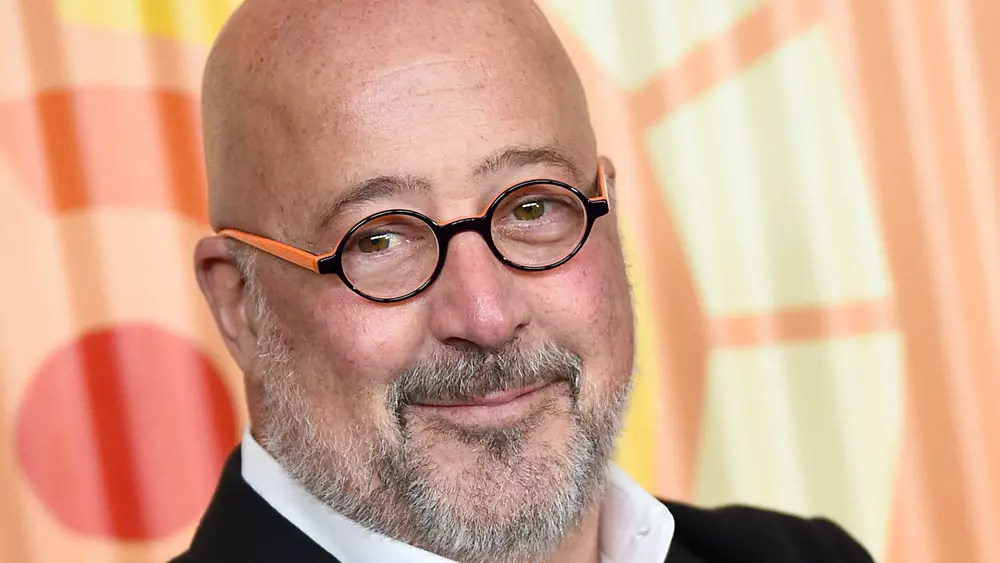 Andrew Zimmern sorrindo lixeiramente