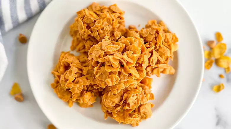 sahani ya biskuti za cornflake butterscotch