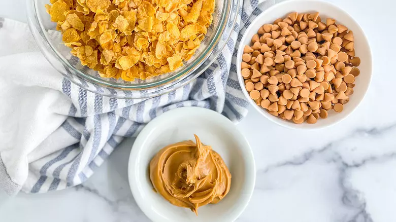 biscoitos de caramelo de flocos de milho sem assar