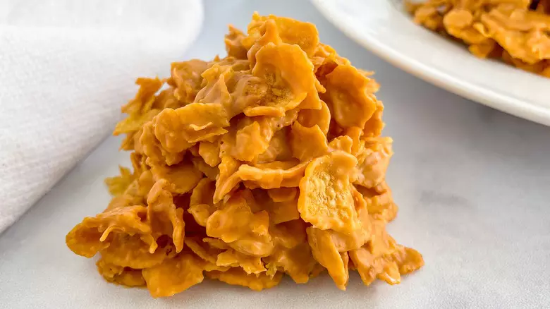 ungabhaki amakhukhi we-cornflake butterscotch