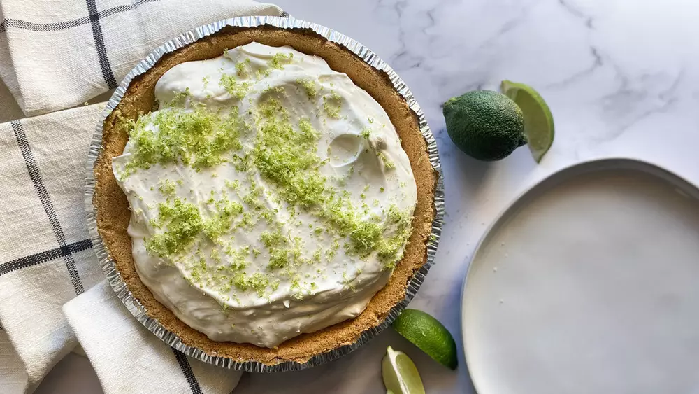 Key Lime Pie mit 5 Zutaten auf dem Tisch