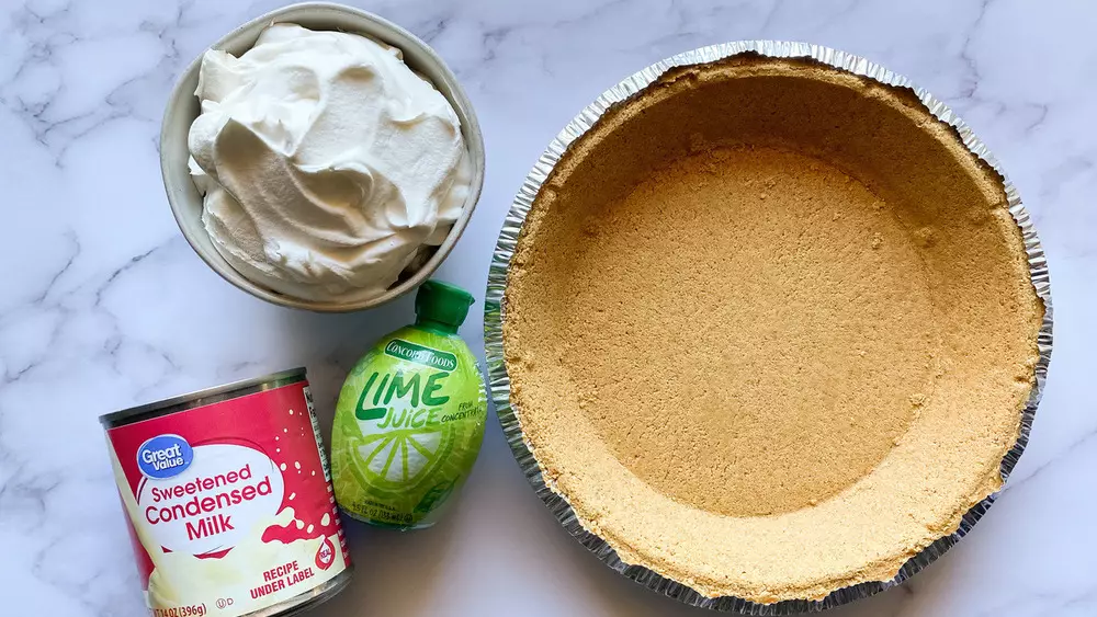 Zutaten für Key Lime Pie mit 5 Zutaten auf der Theke