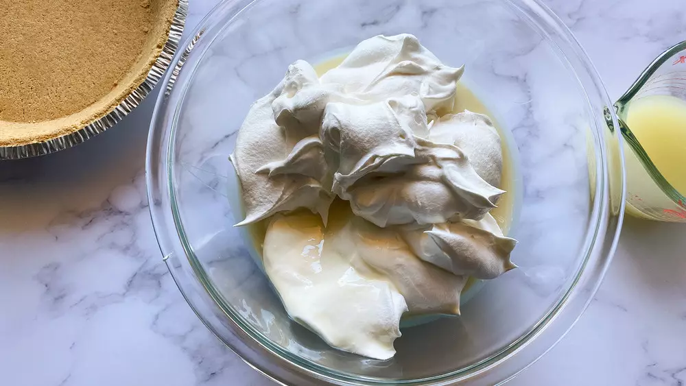 Cool whip, saldintas kondensuotas pienas, laimo sultys 5 ingredientų pagrindiniam laimo pyragui