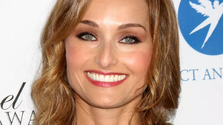 Giada de Laurentiis gyda gwên fawr