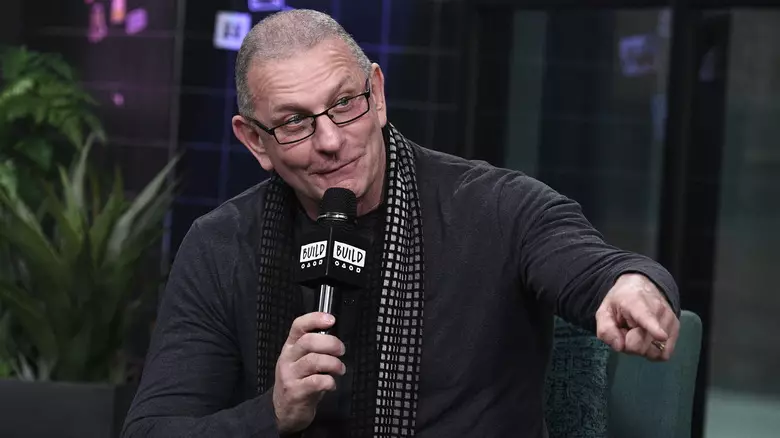 Robert Irvine na nakaturo