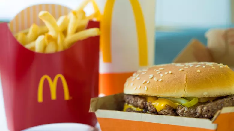 Double Quarter Pounder do McDonald's com batatas fritas