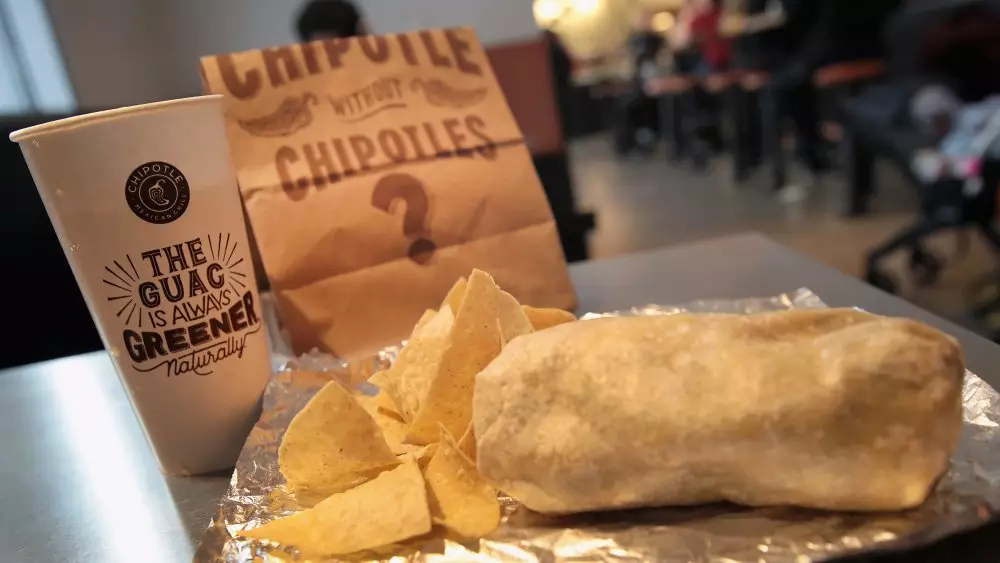 A Chipotle burrito د چپس او څښاک سره