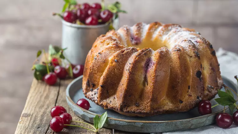 Bundt torta s čerešňami na kovovej doske