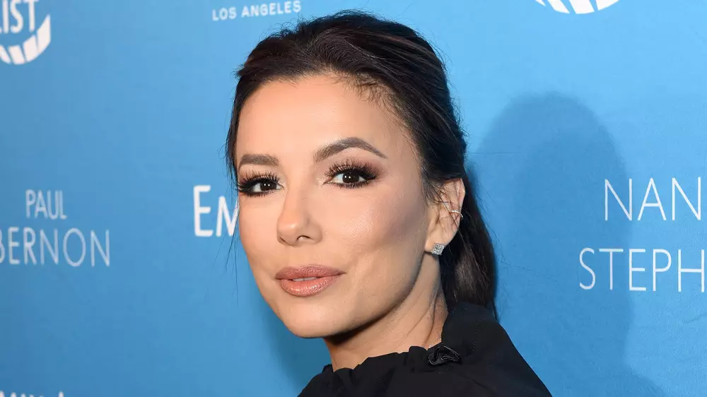 Et nærbillede af Eva Longoria i sort