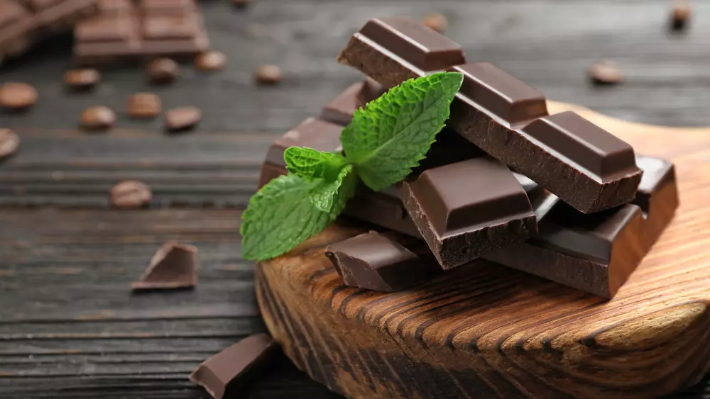 Chocolate ug mint sa cutting board