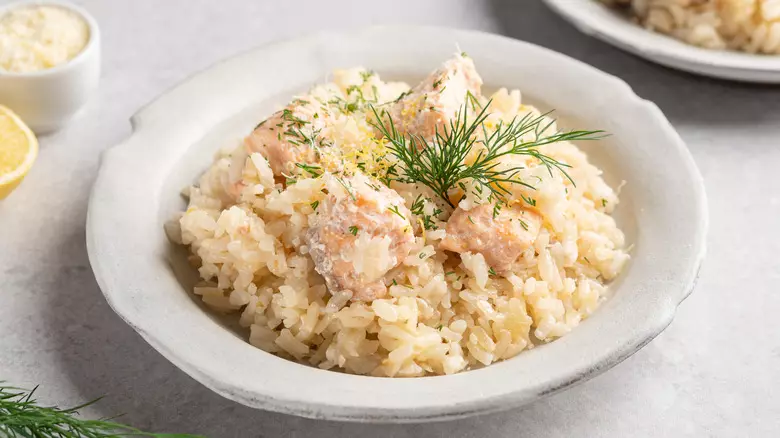 Mentres cunca chea de risotto de salmón