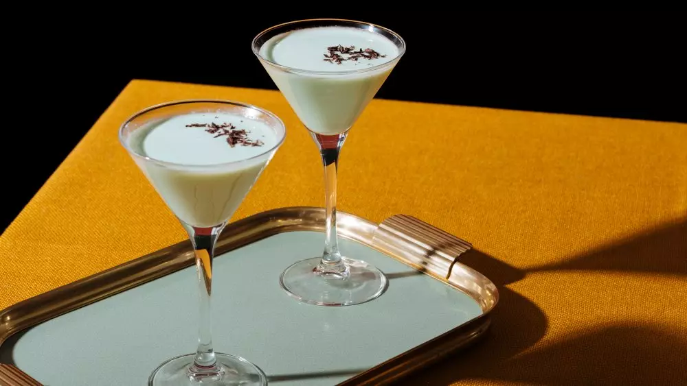 Atẹ ti Grasshopper cocktails, eyi ti o nlo creme de cacao blanc