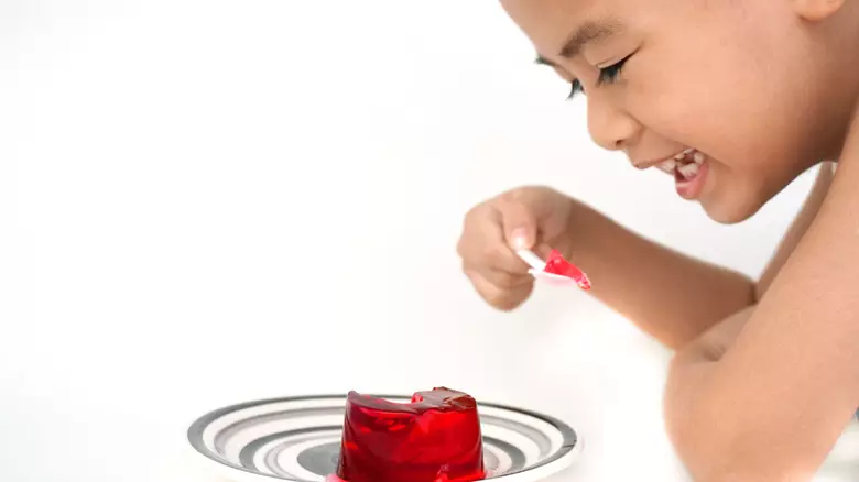 otrok jede češnjev žele