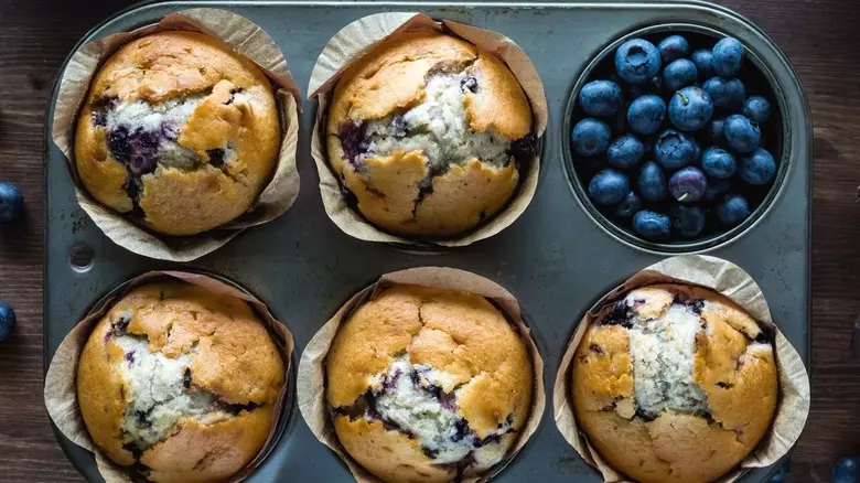 Muffin bati kujazwa na muffins blueberry na berries