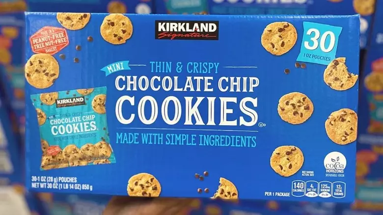 Một hộp Kirkland Signature Mini Thin & Crispy Chocolate Chip Cookies mới từ Costco