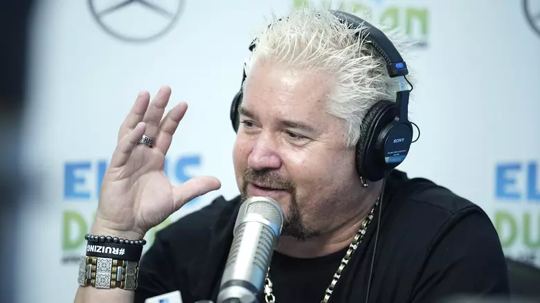 Guy Fieri með heyrnartól á