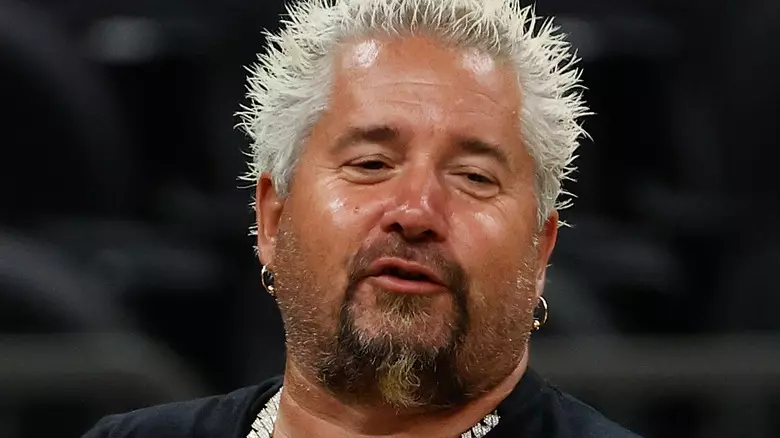 Guy Fieri yn gwisgo clustdlysau