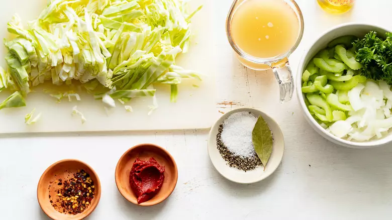 Zutaten für Kohlsuppe auf einem Tisch