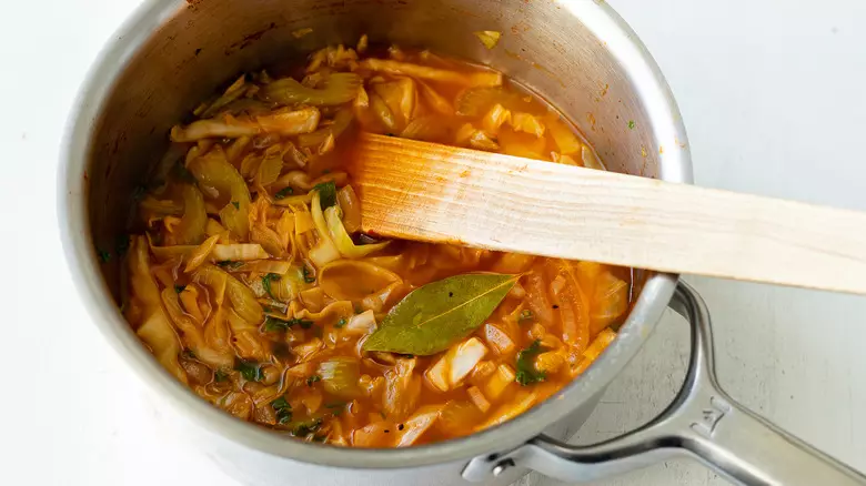 würzige Kohlsuppe köcheln