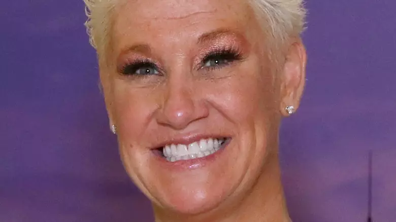 Anne Burrell sonriendo en un evento