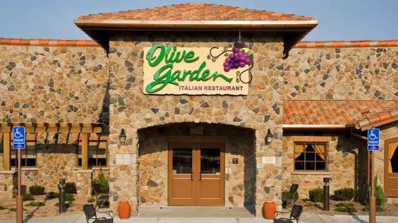 Olive Garden jatetxearen aurreko sarrera