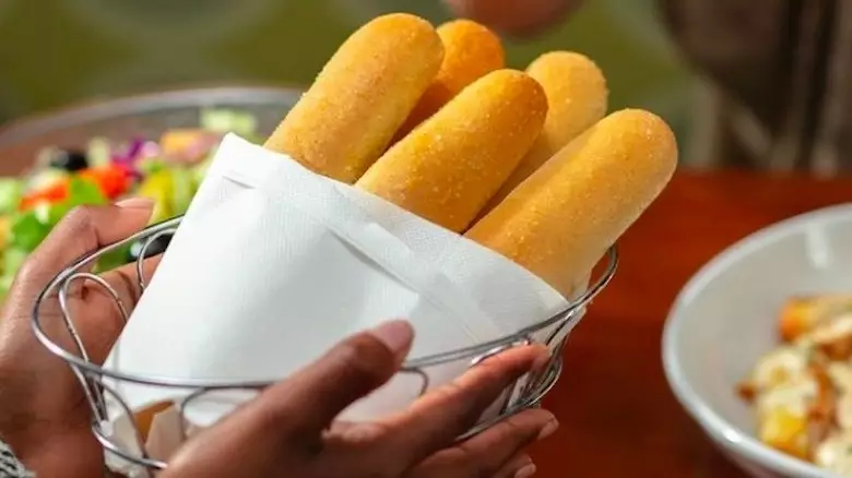 Olive Garden breadsticks aipfuura achitenderedza tafura