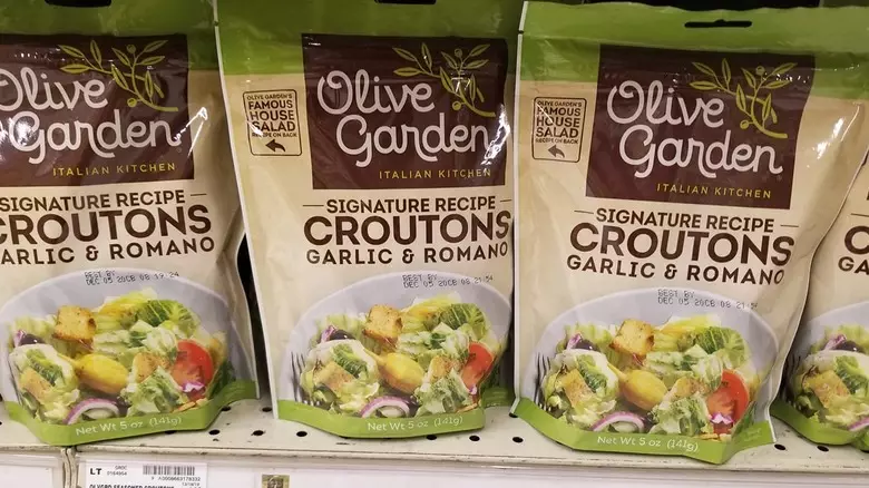 زيتون جو باغ سلاد croutons