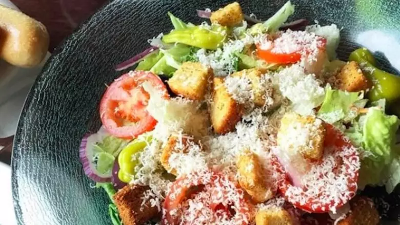 Olive Garden etxeko entsalada katilua gaztaz betea