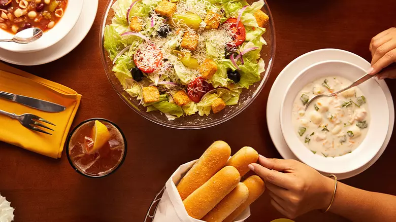 Olive Garden bazkaria entsalada eta makilekin