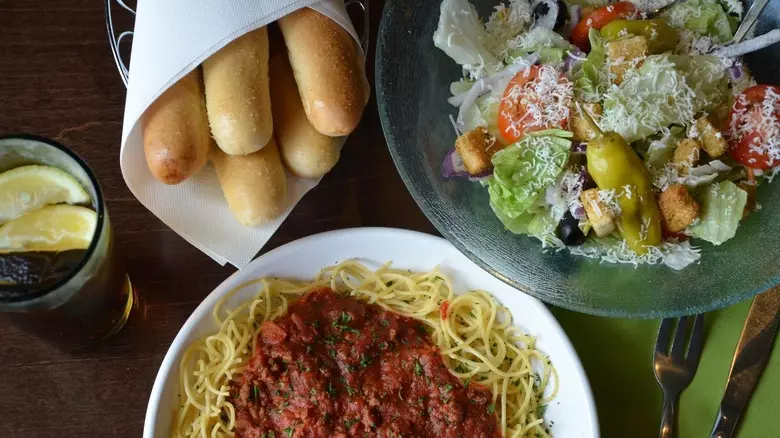 Pasta ya Olive Garden ndi saladi