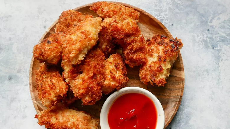 adie nuggets pẹlu ketchup