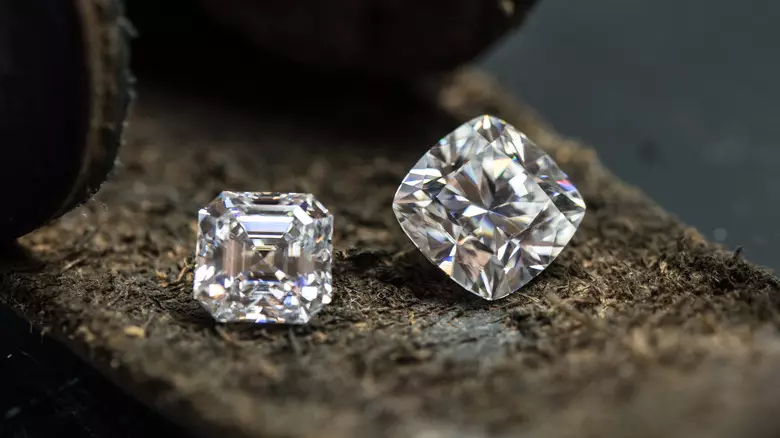 Dos diamants sencers