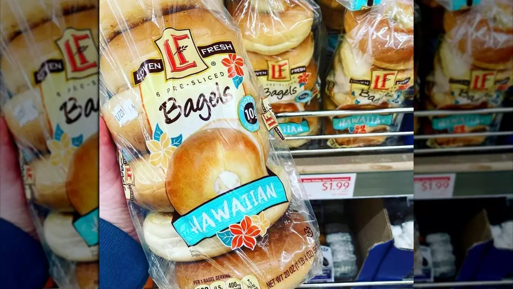 Ձեռքով բռնած Aldi Hawaiian Bagels