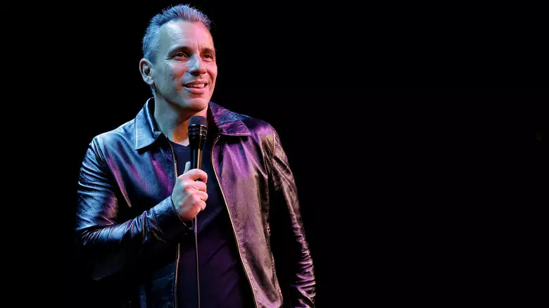 Sebastian Maniscalco i luga o le tulaga ma microphone