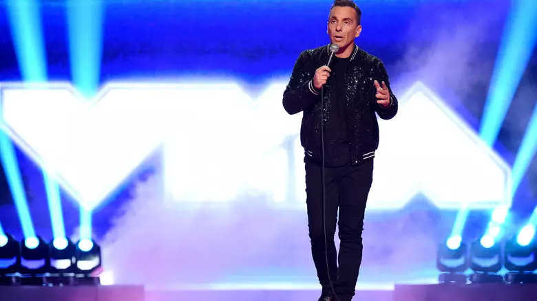 Sebastian Maniscalco i luga o le tulaga i le VMAs